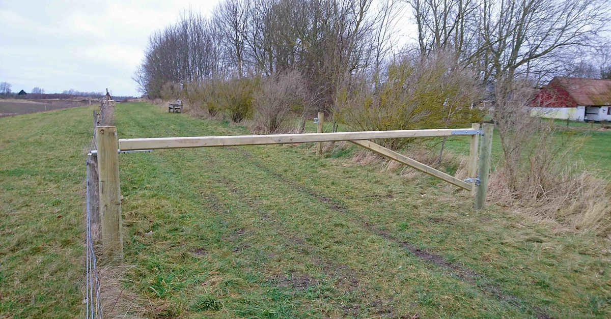 Poda Omheiningen I De klassieke slagboom van hout gaat mooi in de ...
